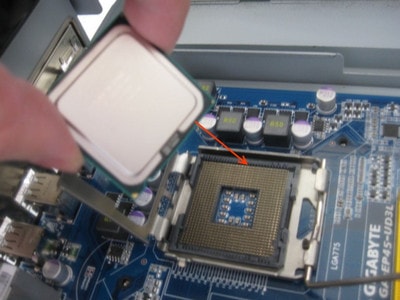 Cách lắp CPU vào Mainboard đúng chuẩn, không cong chân